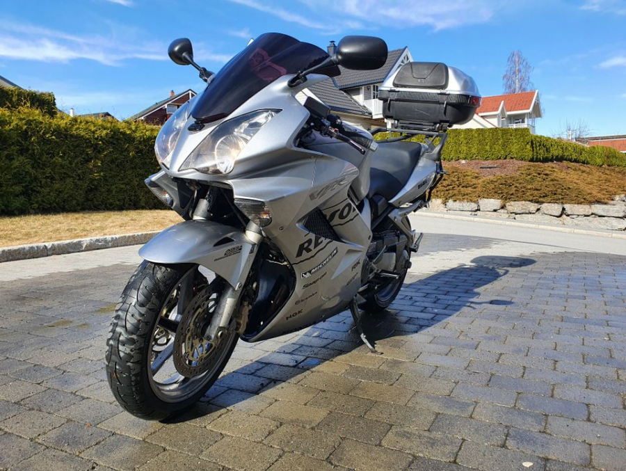 Honda VFR800 VTEC - Two-Wheels